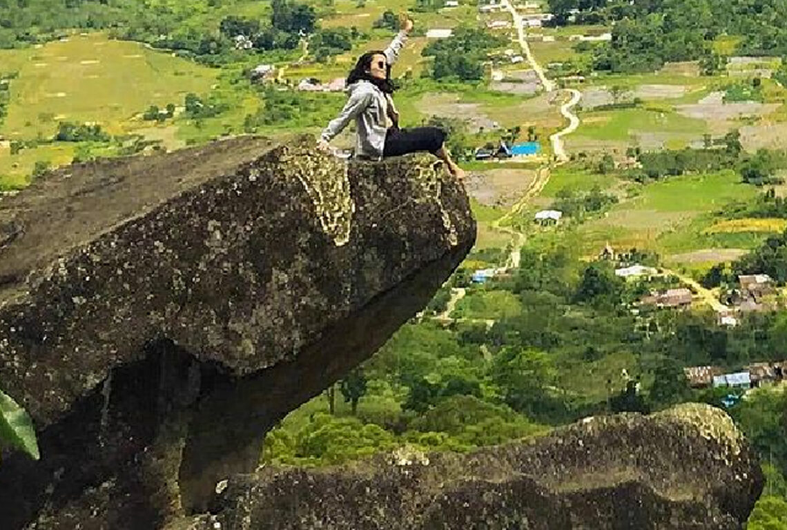Batu Marompa: Spot Wisata Alam Samosir Pemompa Adrenalin