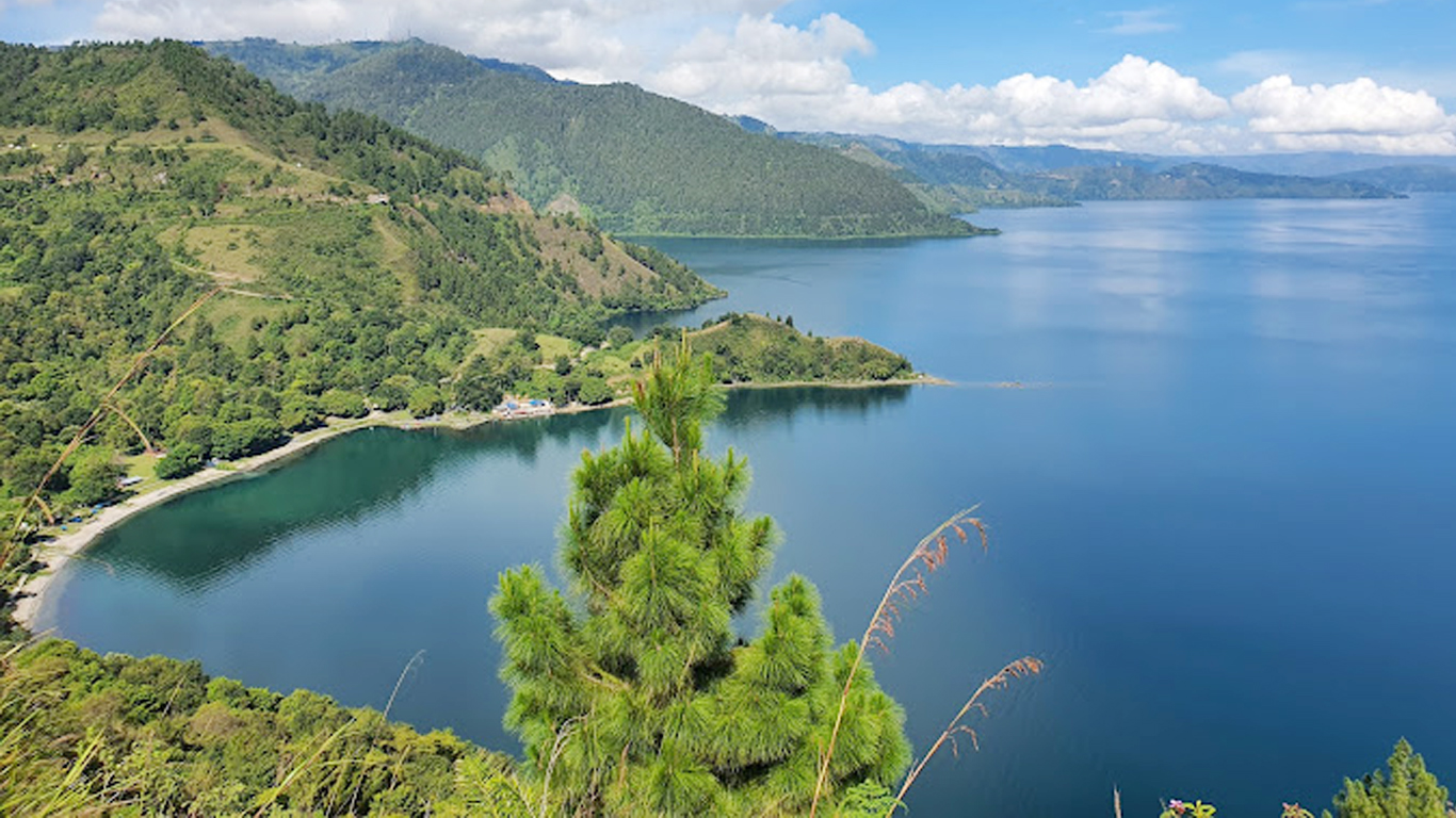 Pusuk Buhit: Pesona Gunung Mistis dan Keramat di Samosir